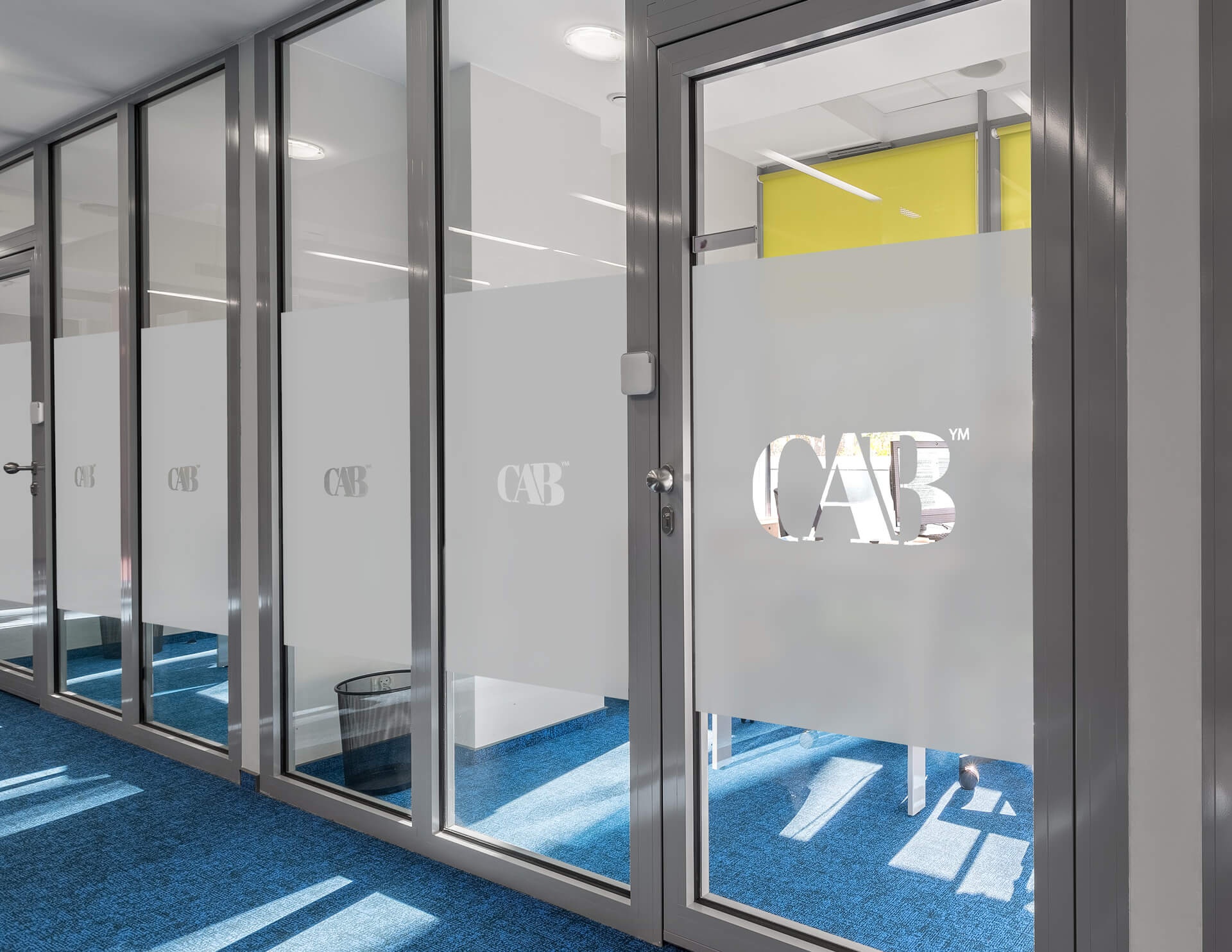 Milchglasfolie mit Logo, Schriftzug oder Grafik